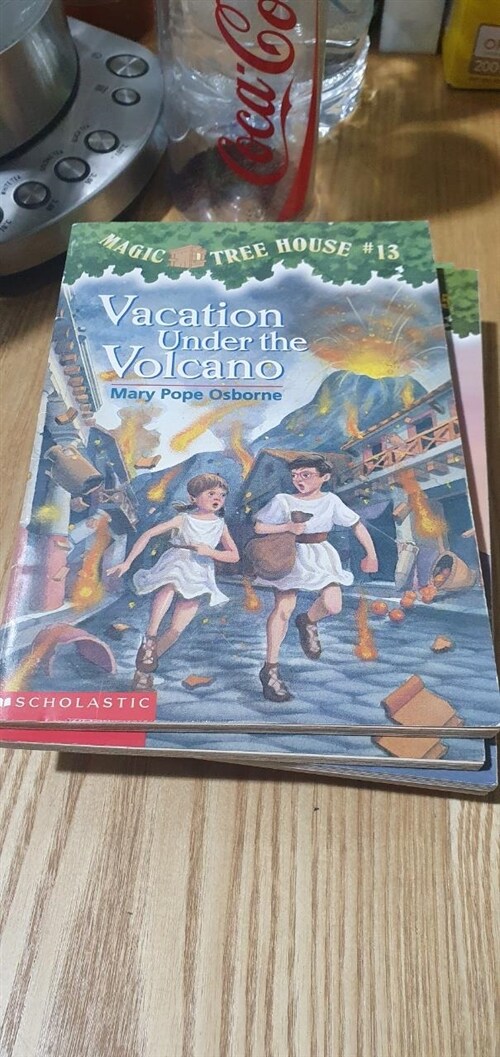 [중고] Magic Tree House #13 : Vacation Under the Volcano (Paperback) | 알라딘